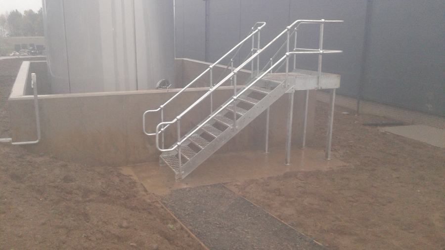 Step over stair into bund – ES FLEET SUPPORT LTD